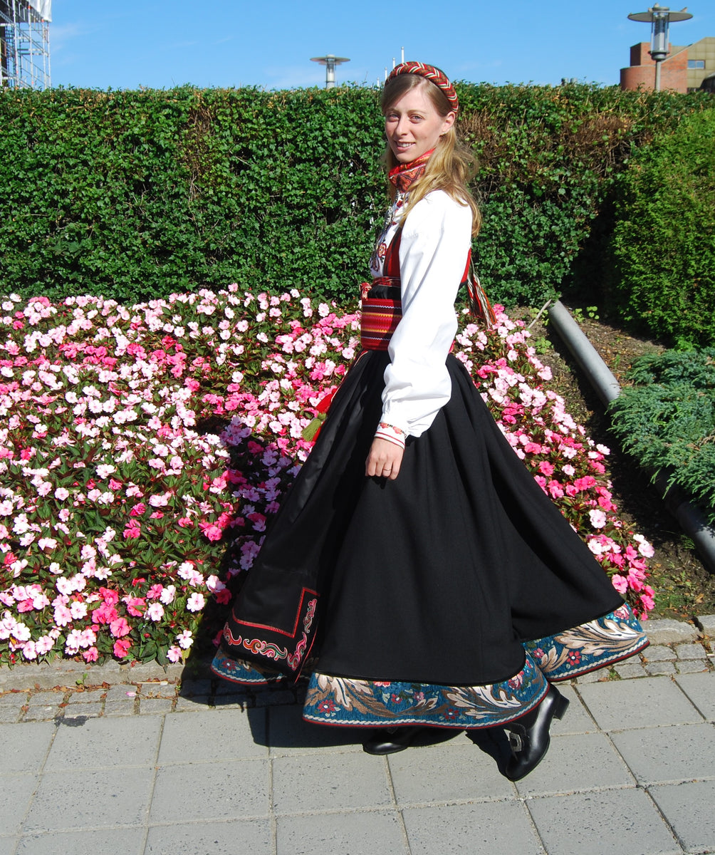 Beltestakken fra Telemark med perler på liv/vest og broderi på forkle ...